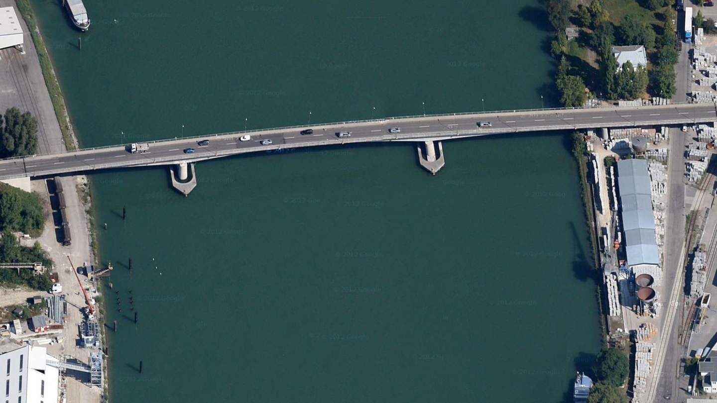 Schiff streift Pfeiler der Palmrainbrücke unterhalb von Basel | TagesWoche