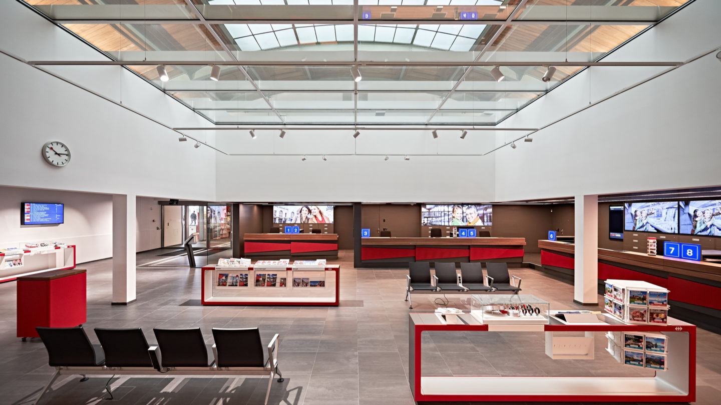 Schalterhalle im Basler Bahnhof SBB neu ohne Schalter | TagesWoche