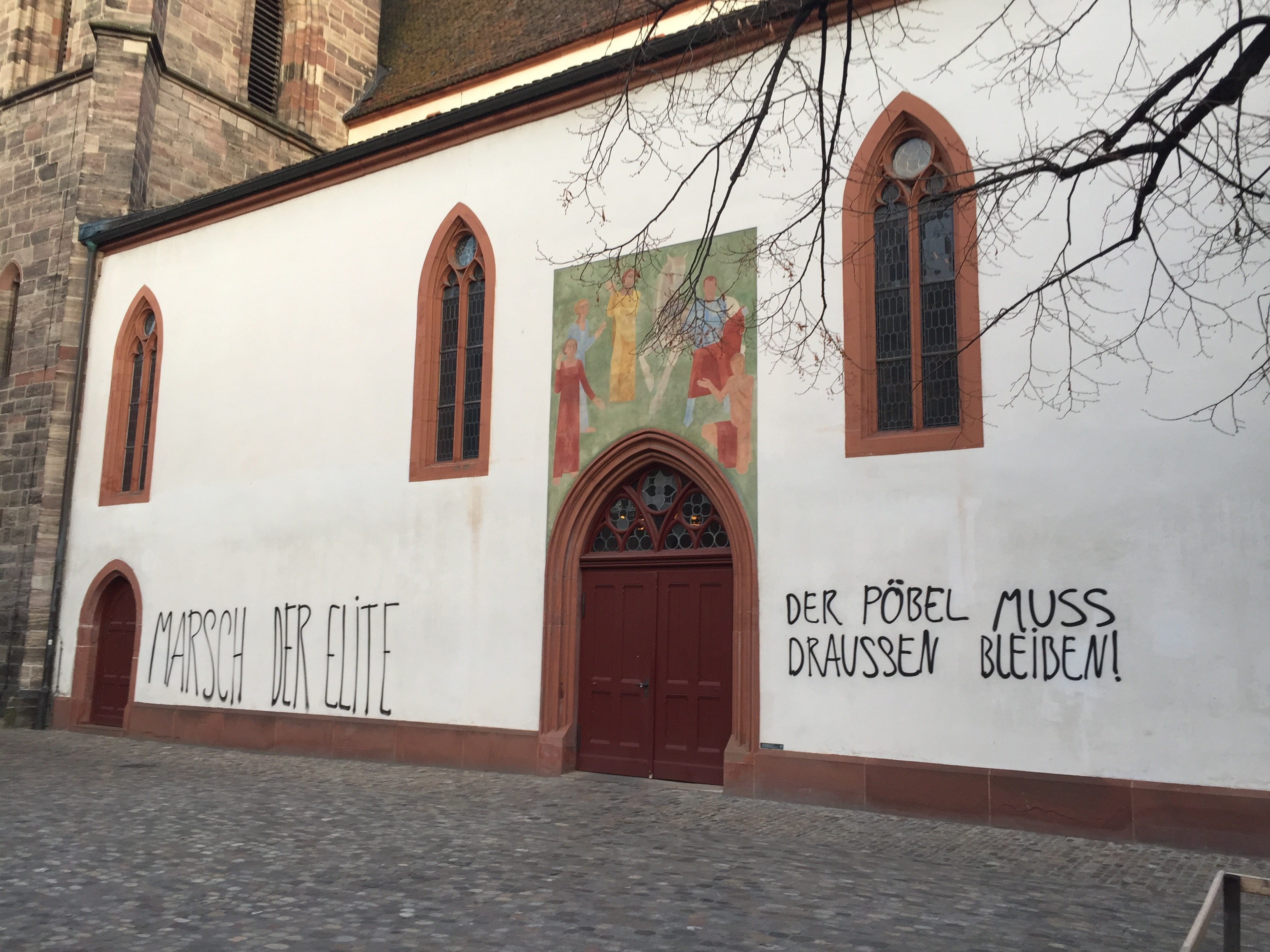 «Der Pöbel muss draussen bleiben» – er sprayt aber Anti-Uni-Slogans an ... «Der Pöbel muss draussen bleiben» – er sprayt aber Anti-Uni-Slogans an ...